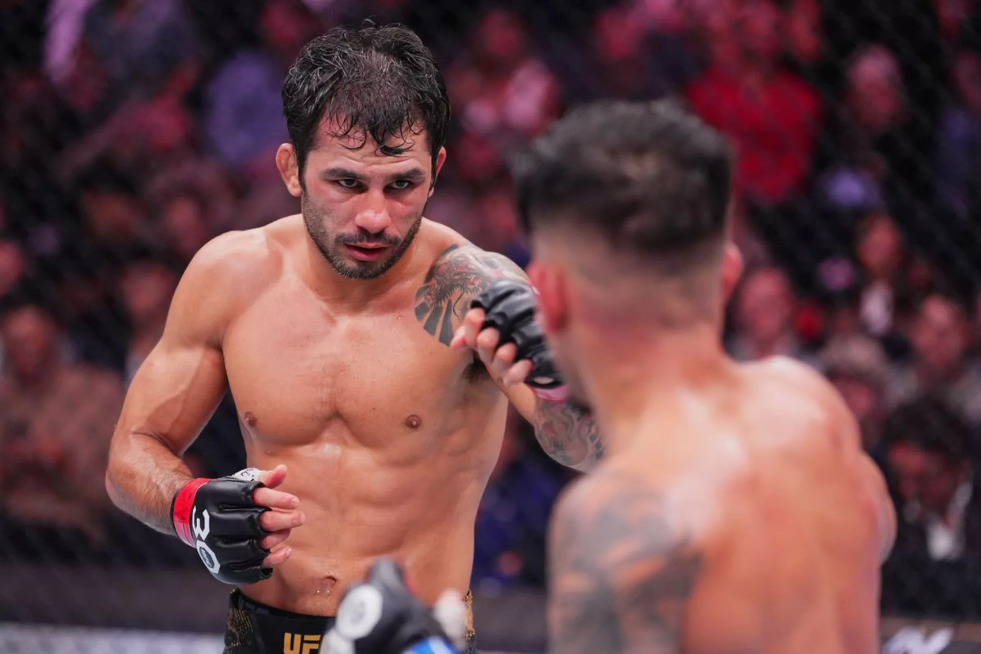 Edwards Retains Title With Comfortable Decision over Covington - Boxing ...