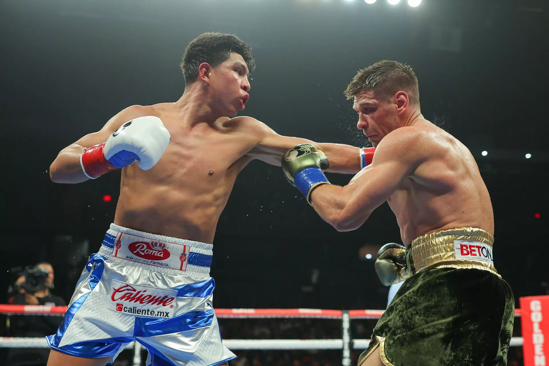 Munguia Attempts to Break Down Durable Ryder in Championship Bout ...